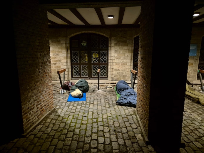 Actievoerders slapen nacht onder de sterren uit solidariteit met ...