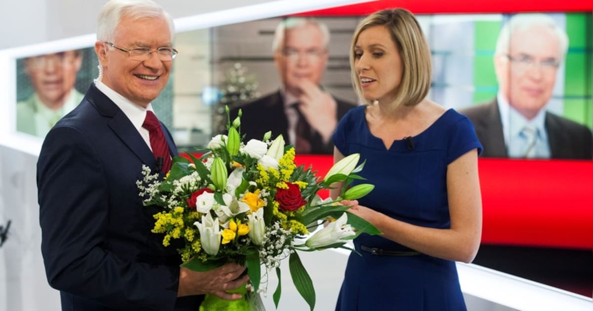 Jan Becaus in 'Het Journaal' in de bloemen gezet door zijn collega's ...