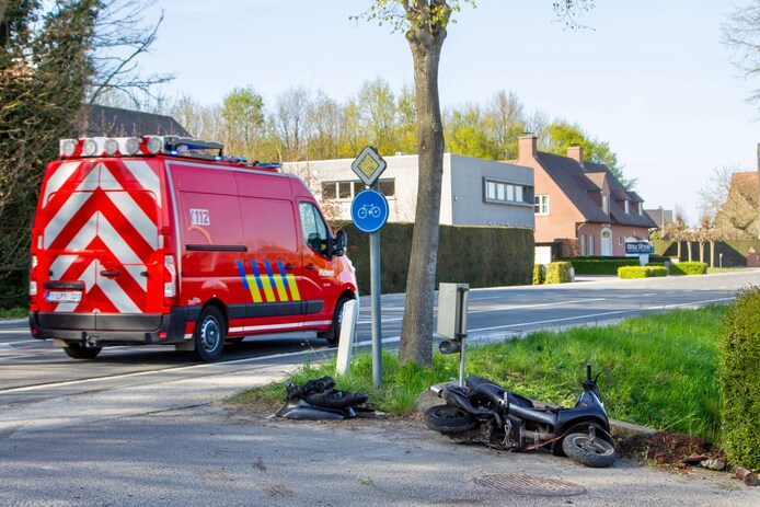Moeder en zoon op bromfiets gewond bij aanrijding vlakbij Supra Bazar ...