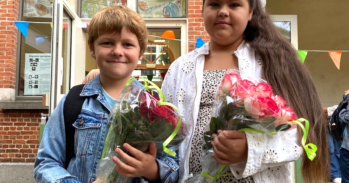 Demid (7) en Nela (7) hebben bloemetjes voor nieuwe leraar op eerste schooldag | Berchem | HLN.be