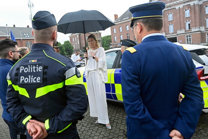 KIJK. Dit wordt het nieuwe uniform van de politie: zichtbaarder ...