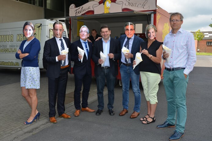 Davidsfonds trakteert op frietjes bij nieuwe regering | Ledegem | hln.be