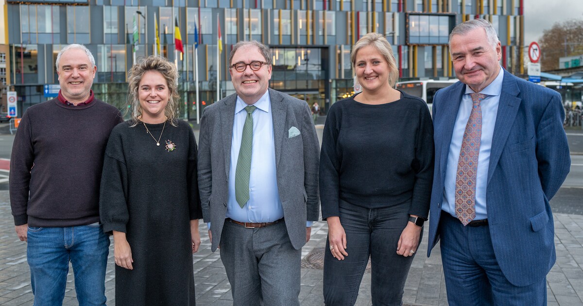 Schepen Katrien Beulens en gemeenteraadslid Silke Van Vaerenbergh ...