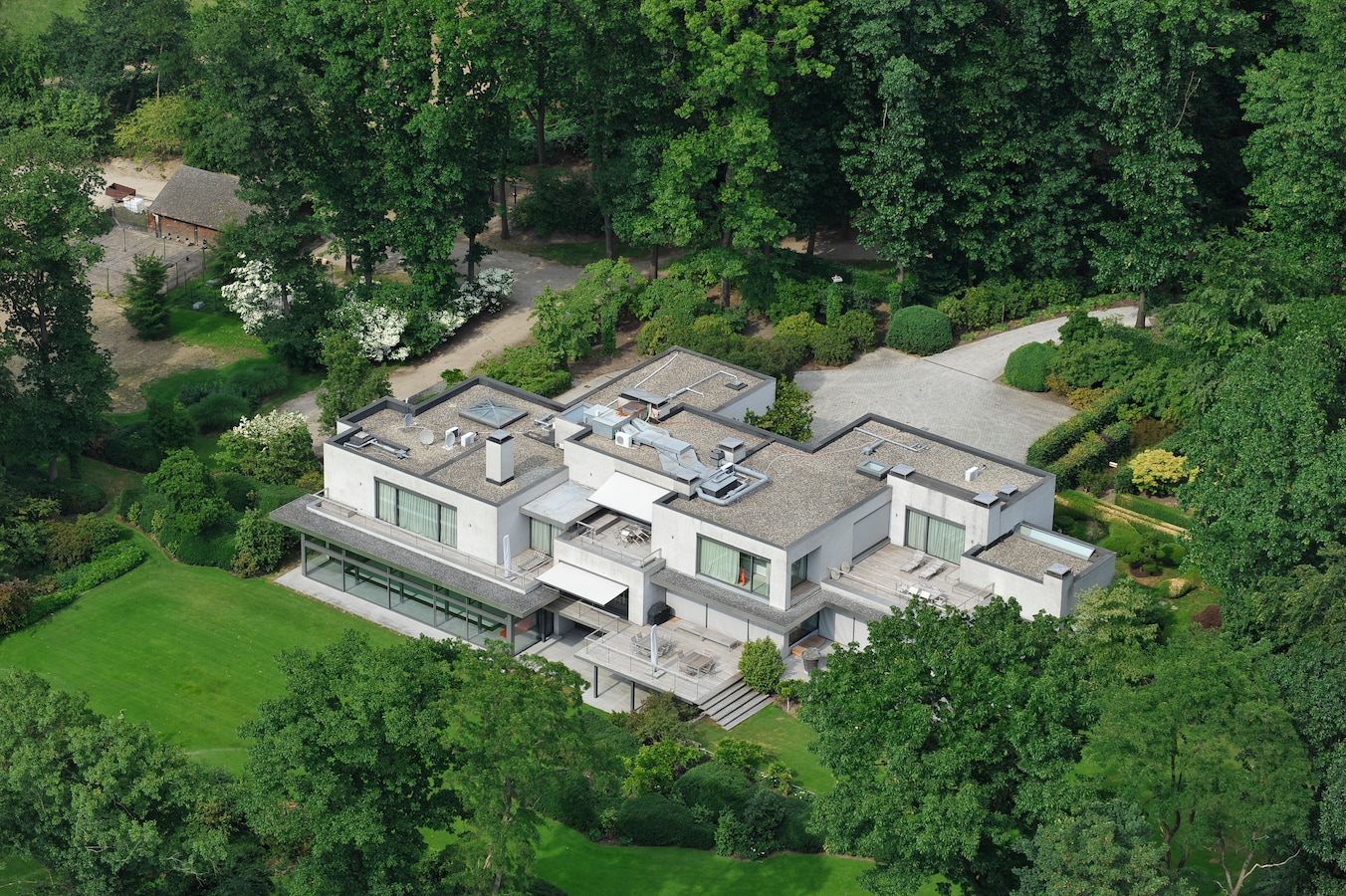 “Zijn zoon schoot zijn vrouw dood op zijn oprit”: overleden ...