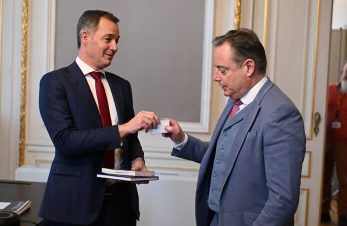 IN BEELD. Van De Wever (N-VA) die even de kluts kwijt is tot een wel ...