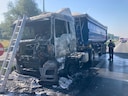 Vrachtwagen brandt volledig uit op E403 richting Brugge | Foto | hln.be