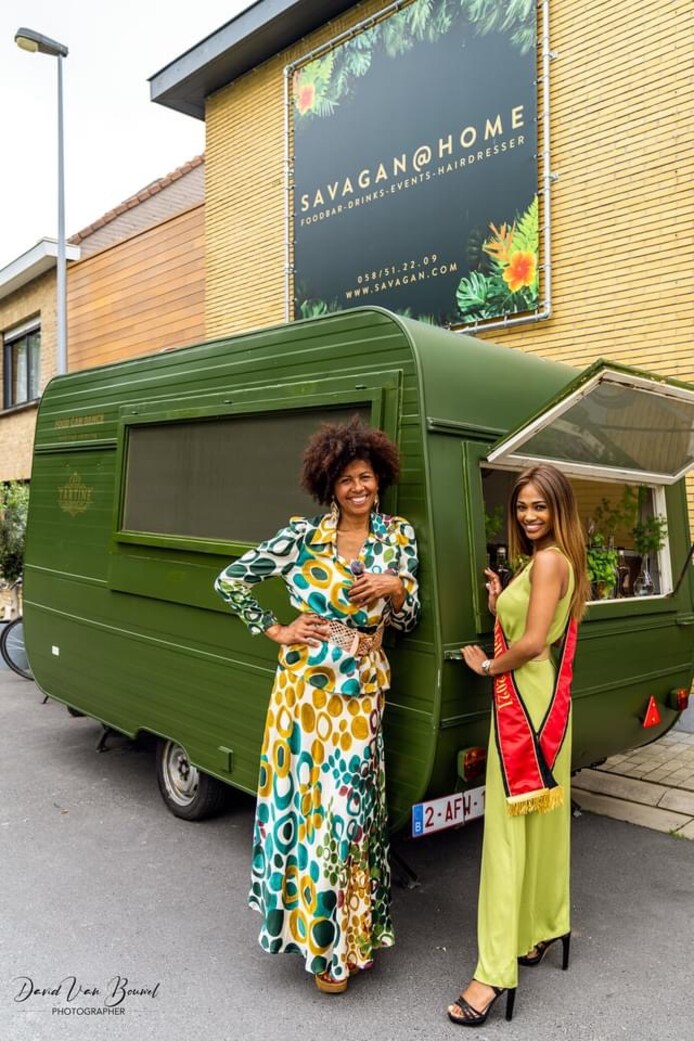 Miss België knipt lintje Savagan Home door: “Eerst een nieuw kapsel ...