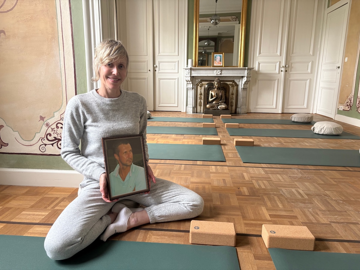 Na een tragisch werkongeval van haar broer vindt Nele (46) heil in yoga ...