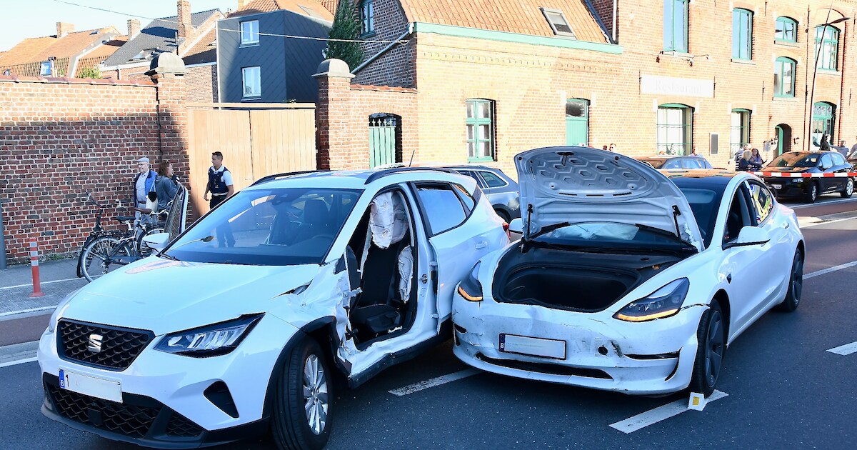 Auto draait over de weg en wordt in de flank aangereden: bestuurder ...