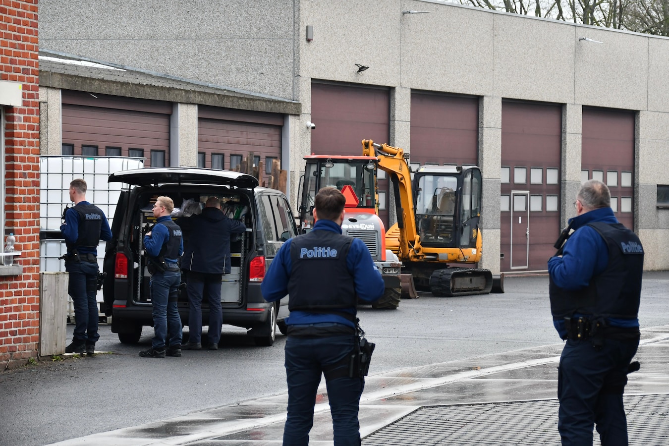 Pool gearresteerd na ontdekking van cannabisplantage in woning van ...