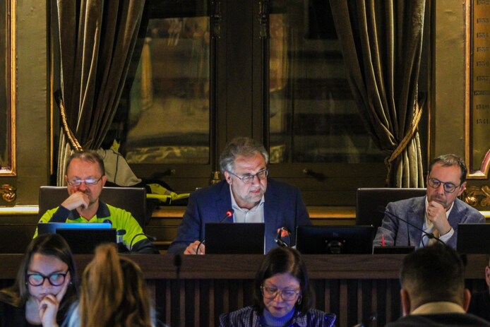 Burgemeester Bart De Wever afwezig tijdens Antwerpse gemeenteraad door ...