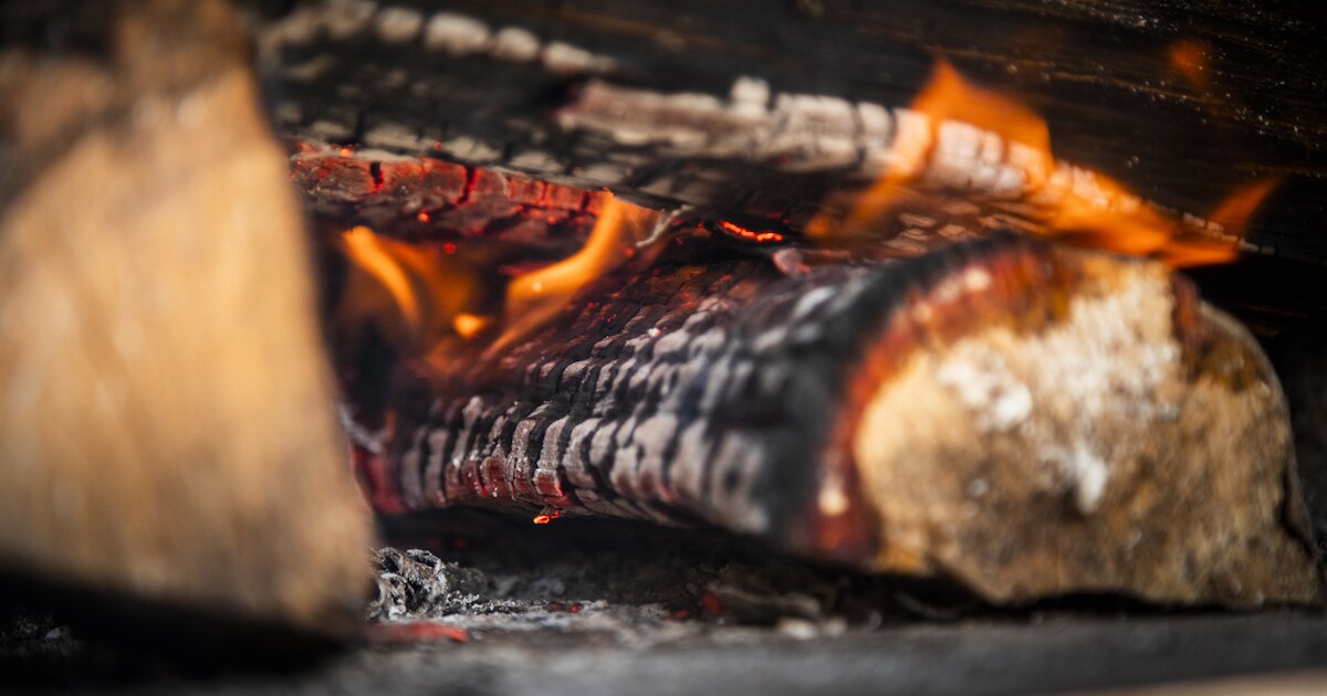 Vrouw steekt barbecue in woning aan: slachtoffer met CO-intoxicatie ...