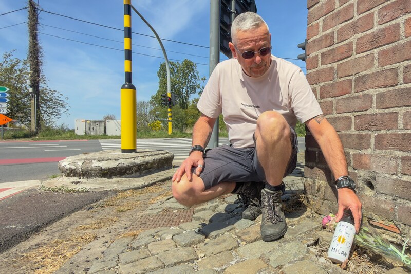 Vader van ex-ploegmaat van Milan Bral (21) legt bloemen en drinkbus op ...