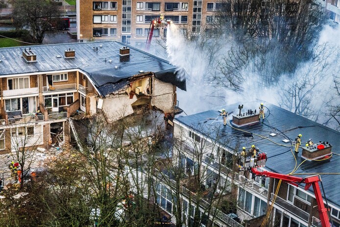 Enorme explosies verwoesten flatgebouw met drie verdiepingen in Den ...