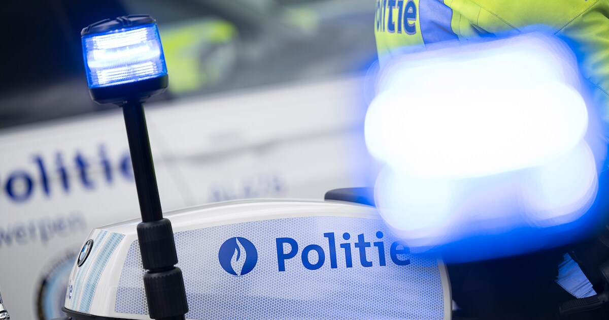 Dealer verstopt sok met cocaïne in struiken | Deurne | hln.be Dealer verstopt sok met cocaïne in struiken | Deurne | hln.be