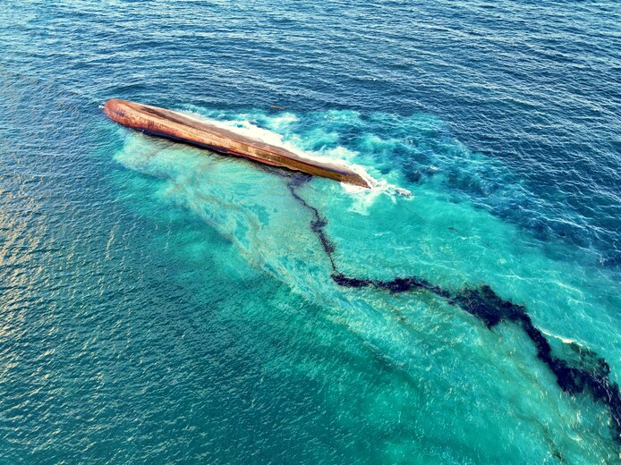 Mysterieus schip kapseist in de Caraïbische zee en veroorzaakt olieramp ...