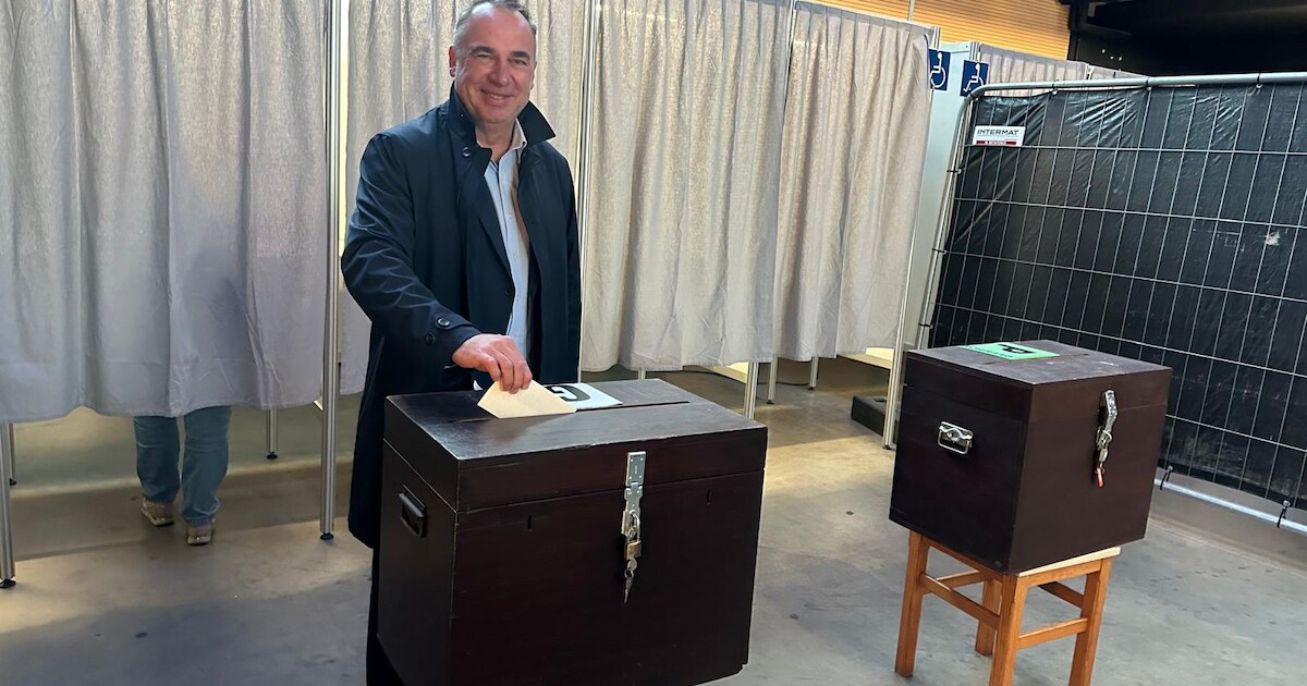 Burgemeester Francis Benoit en oppositieraadslid Tom Leece brengen hun ...