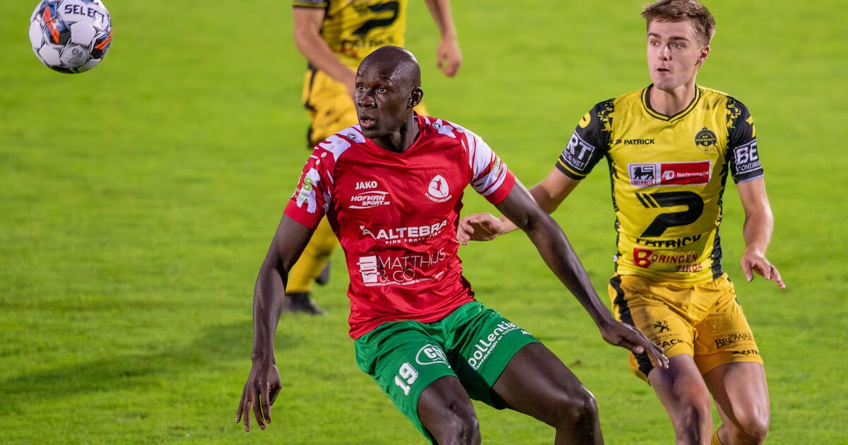 Derbykoorts. Thimo Spileers (KSVO) oog in oog met ex-ploegmaat Milan ...