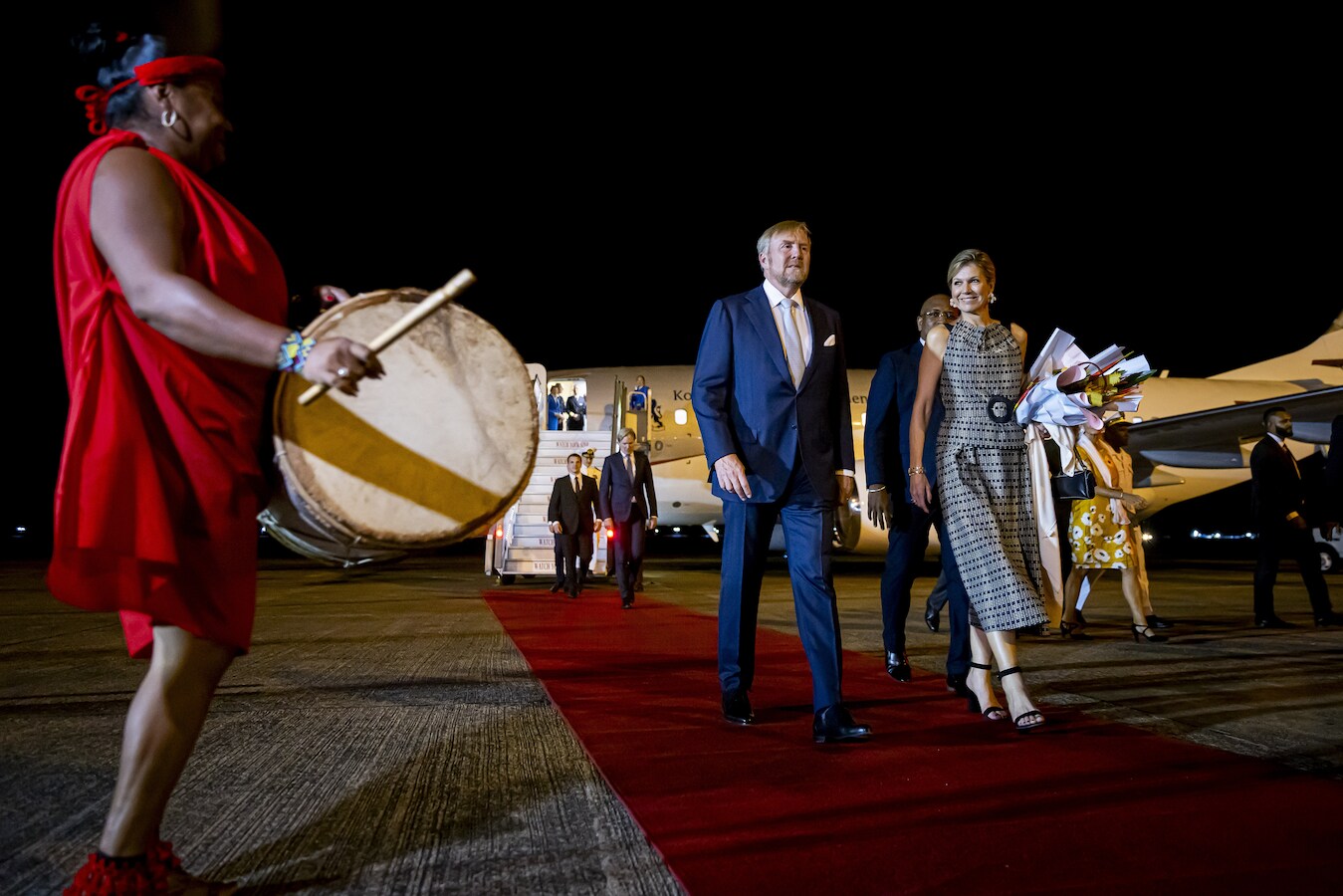 Koning Willem-Alexander landt regeringstoestel veilig in Suriname ...