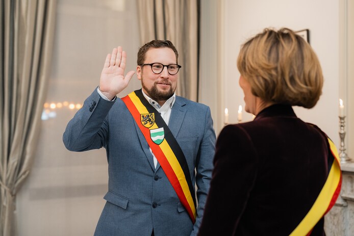 Kim Martens legt eed af bij de provinciegouverneur | Gemeentepolitiek ...