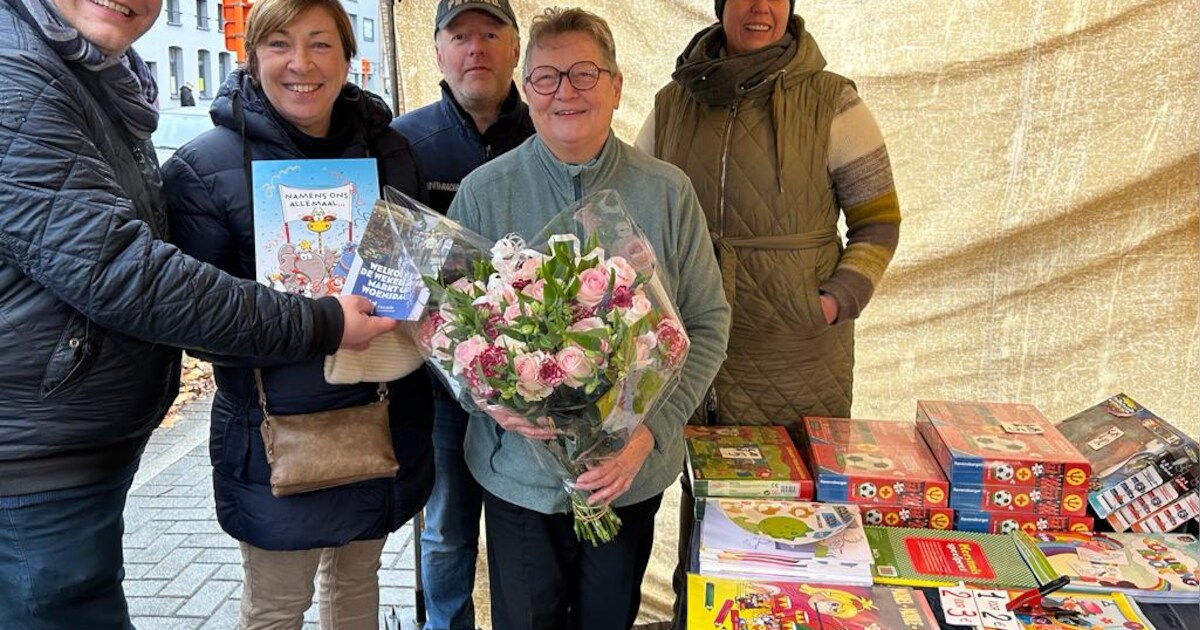 Boekje en boeketje voor afscheidnemende marktkramer | Herzele | HLN.be
