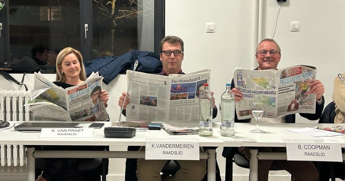 Oppositieraadsleden lezen krant tijdens gemeenteraad: “Want via die weg ...