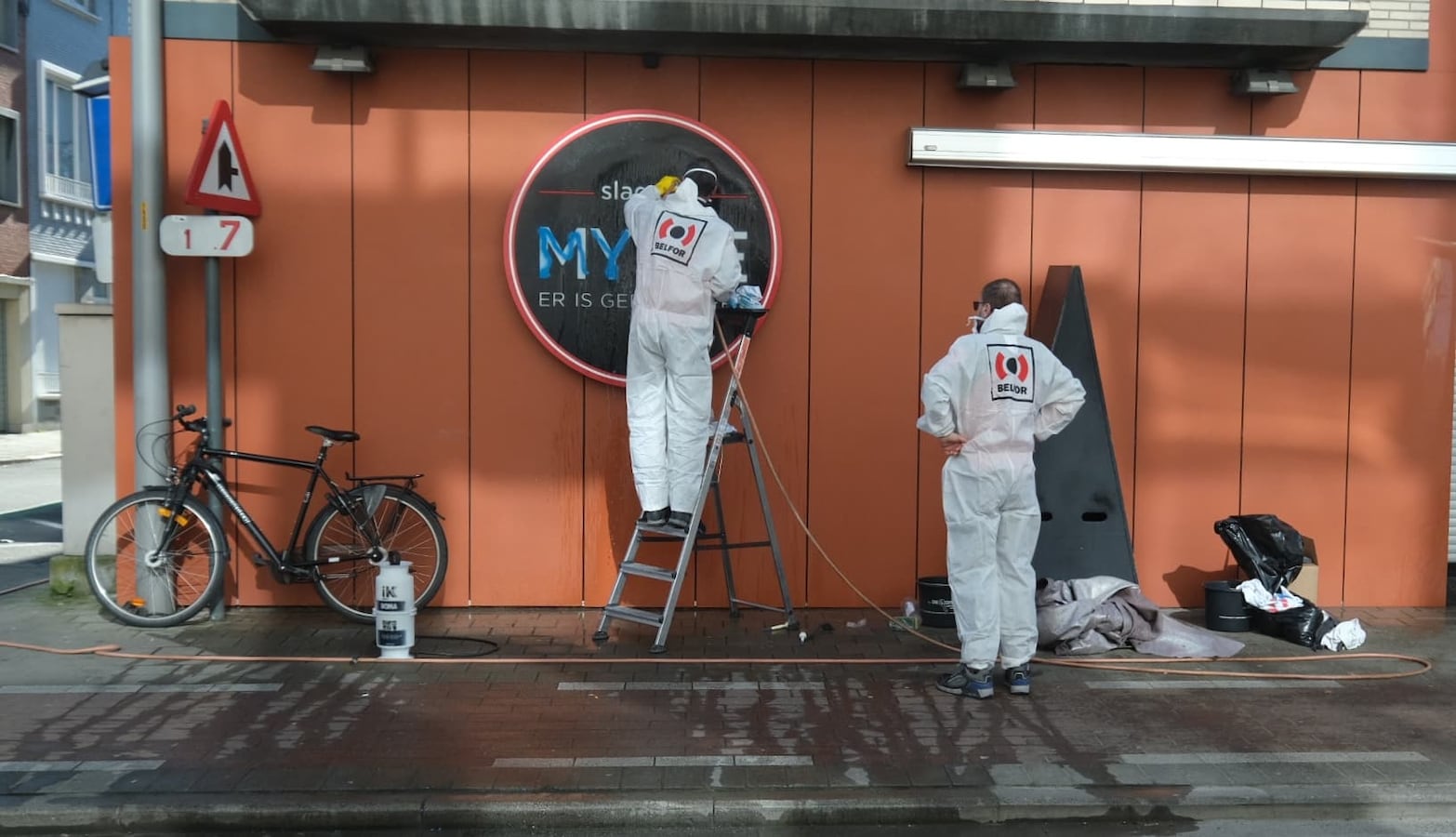 Vandaal spuit in naam van ALF graffiti op gevel slagerij | Foto | hln.be
