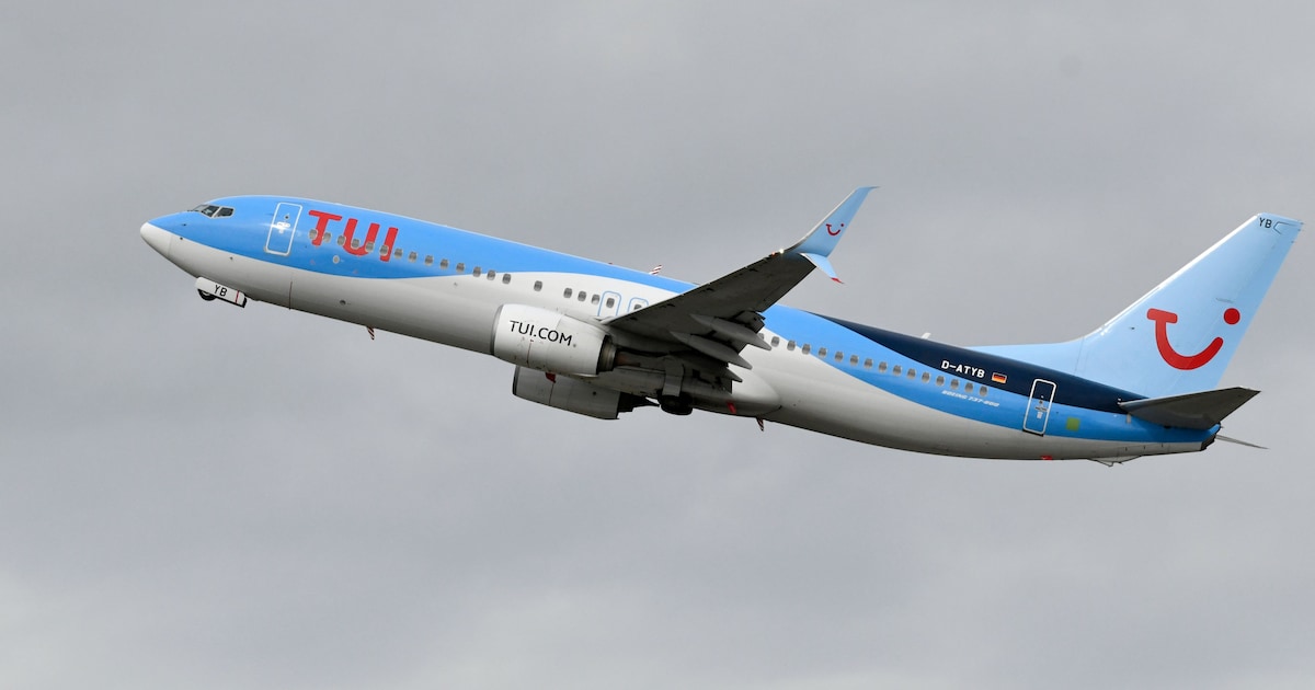 Vliegtuig TUI na vertrek weer terug naar Schiphol, nadat staart van ...