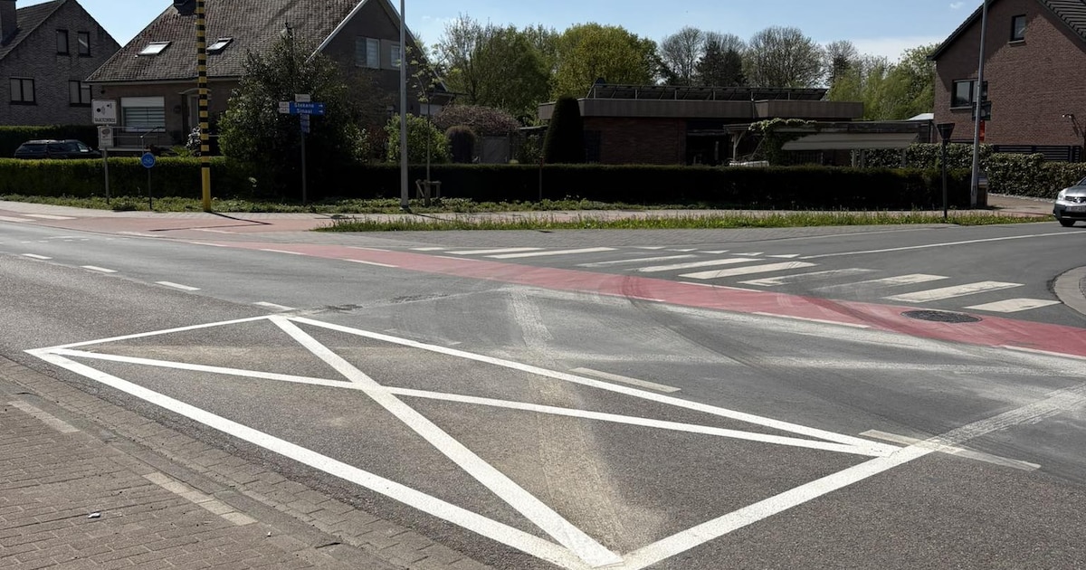 Extra signalisatie op kruispunt Hoge Bokstraat met Nauwstraat ...