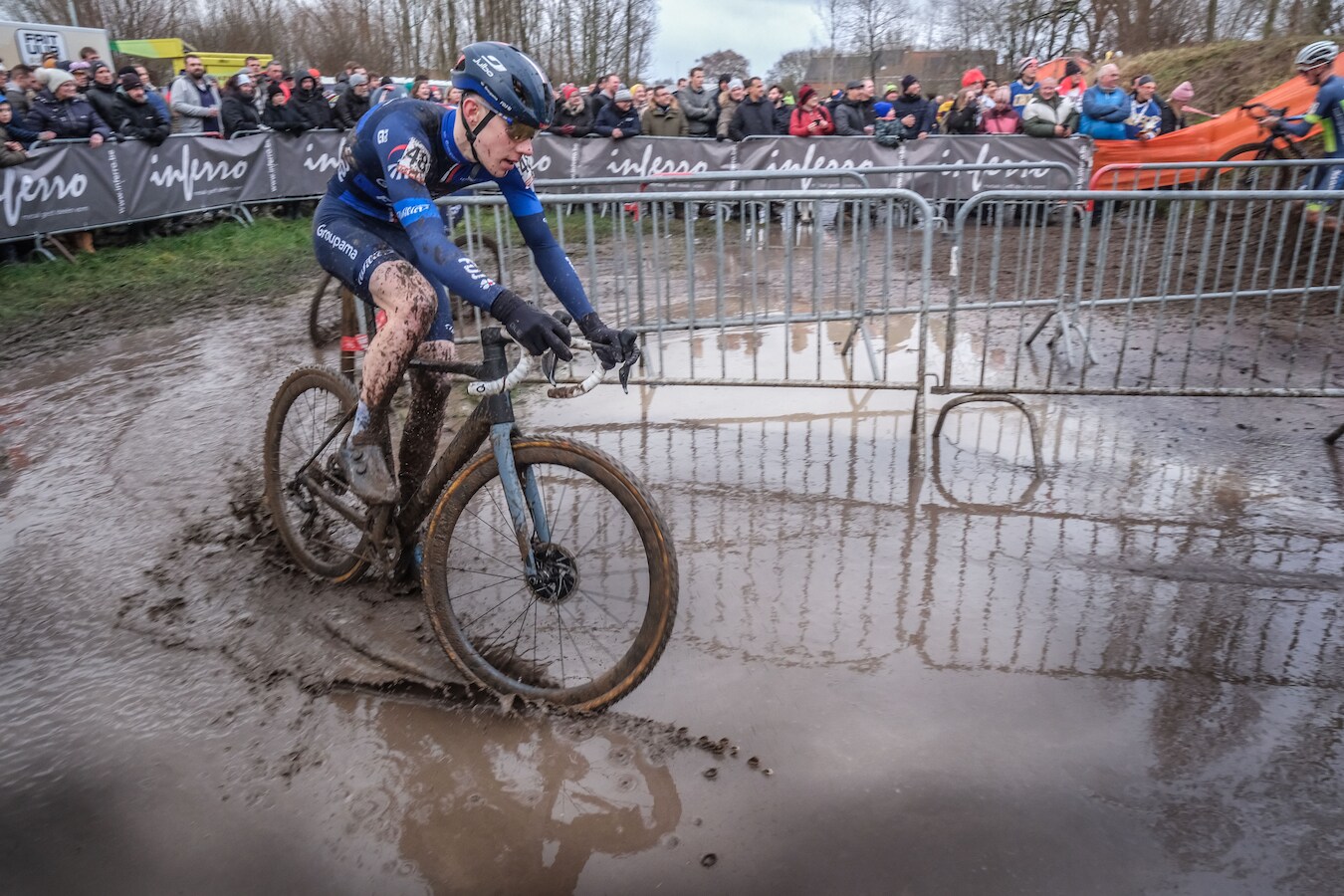 KIJK. Modder, modder en nog eens modder op de Hexia Cyclocross | Foto ...