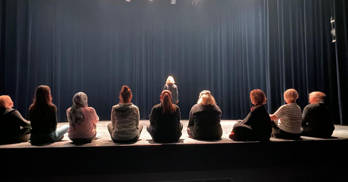 Negen vrouwen met Turkse roots doorbreken stilte op het podium in Genk ...