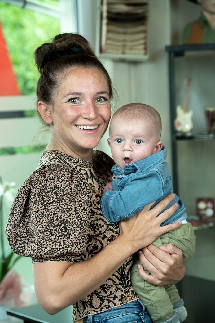Dean Delannoit is zanger, cafébaas én nu ook vader: “De babyfoon staat ...