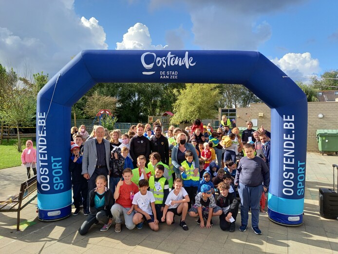 Oostendse jeugd massaal in sportkledij naar school: “Zien sporten, doet ...
