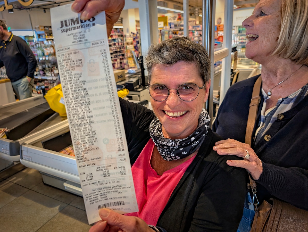 Sherley spurt 60 seconden door Jumbo en vult winkelkar voor ...