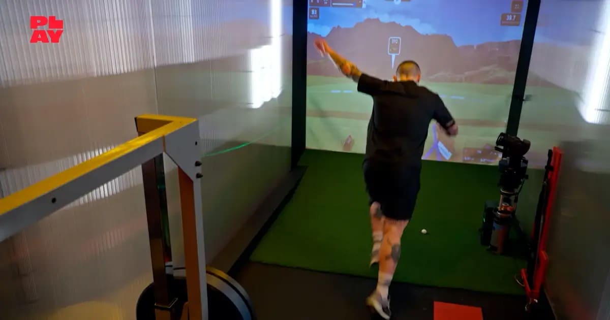Primeur in ‘De container cup’: Radja Nainggolan trapt golfbal 50 meter ...