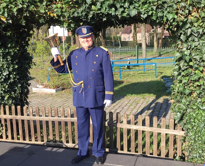 Jempi (70) zwaait al 20 jaar met de bel in Genk: “Deelnames aan EK voor ...