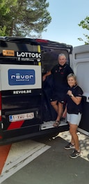 Dirk en Carine, beiden 63, zijn ‘roadies’ voor renners Lotto Soudal ...