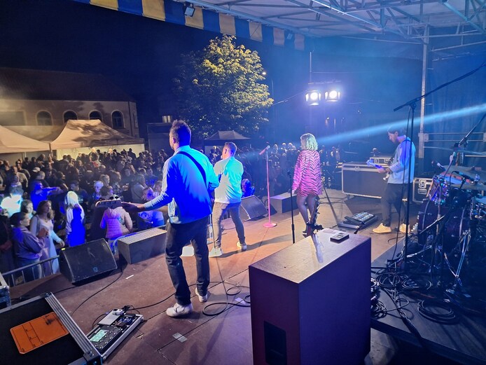 Gratis dubbelconcert in Hellestraat: “Elke vrijdag optredens in openlucht in Stekene en ...