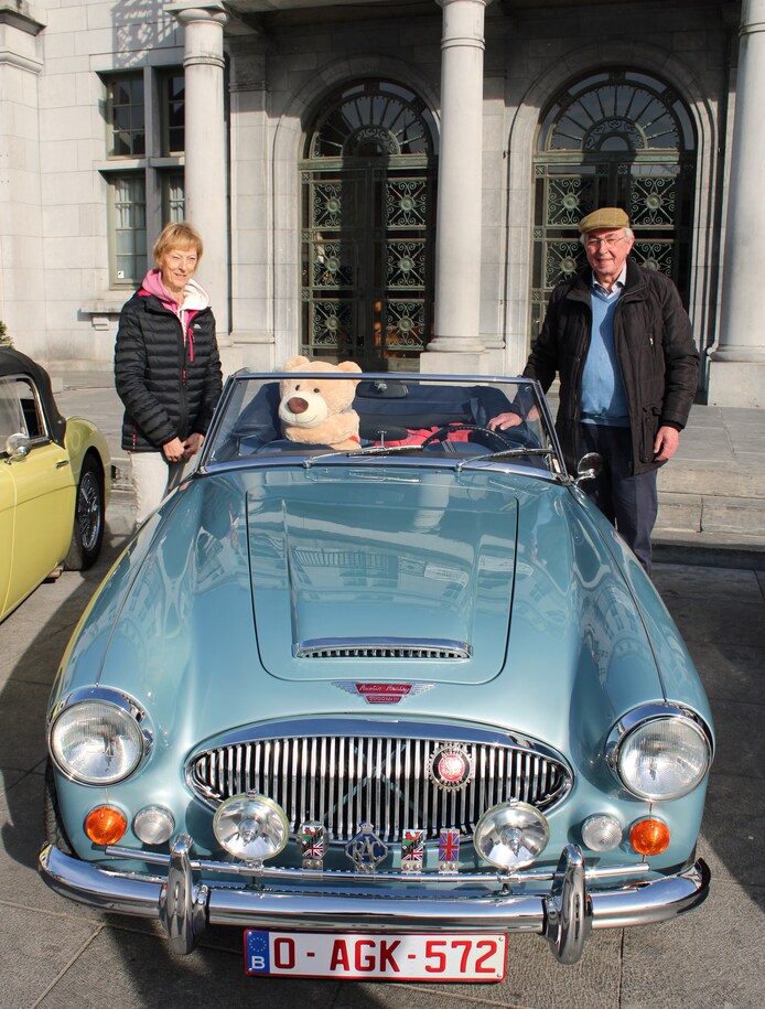 Fans en eigenaars van Austin-Healey reden voor het eerst weer uit met ...