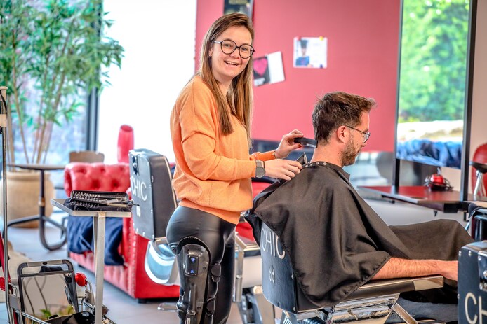 Kapster Delfien (33) raakte verlamd na bevalling van haar vierde kindje ...
