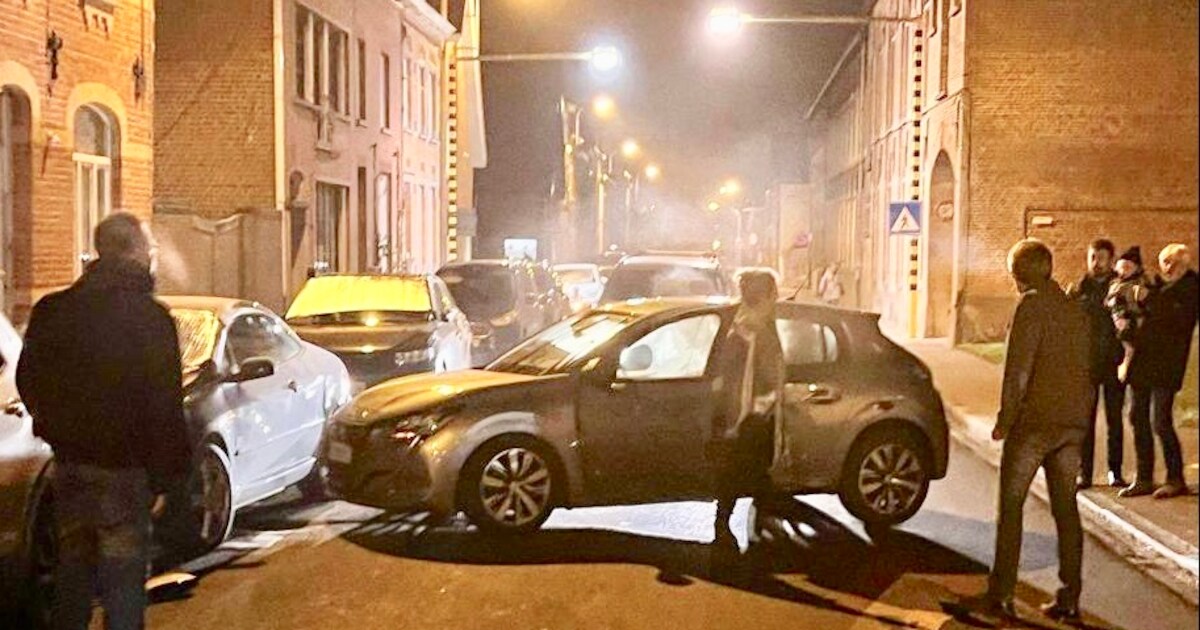 45 dagen rijverbod voor vrouw die 9 geparkeerde voertuigen aanreed: “Ze ...