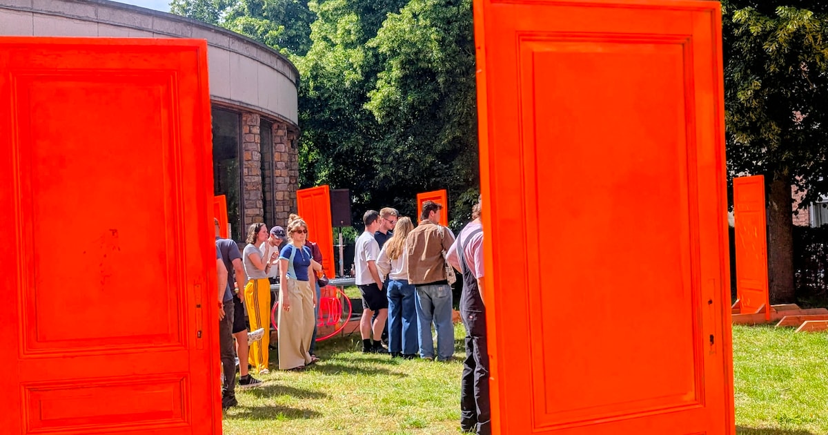 Kunstinstallatie met twintig oranje deuren aan Oude Vismijn ...