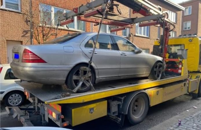 Antwerpse politie takelt wagens van eigenaars met 300.000 euro aan ...