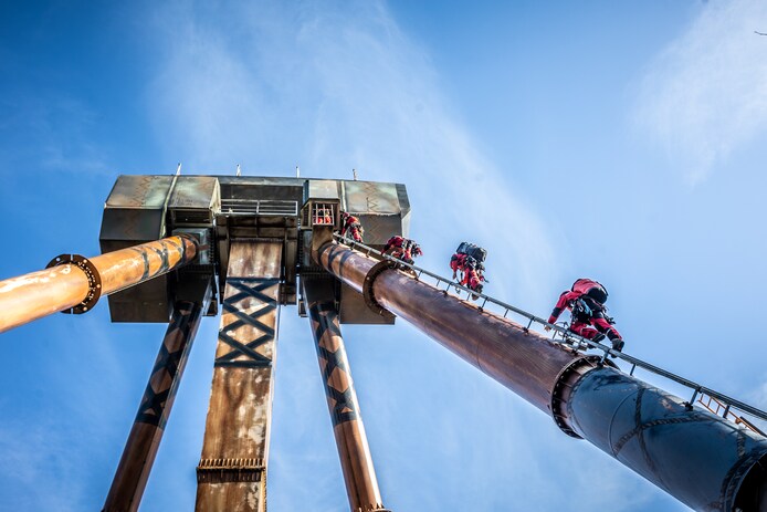 IN BEELD. Spektakel op sluitingsdag Bobbejaanland: “Met een brancard en ...