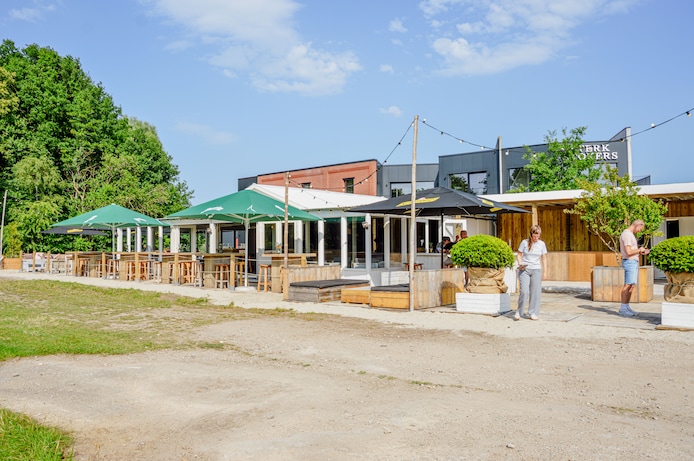Zomerbar Bar Brique opent langs kanaal in Sint-Lenaarts: “Genieten zelf ...