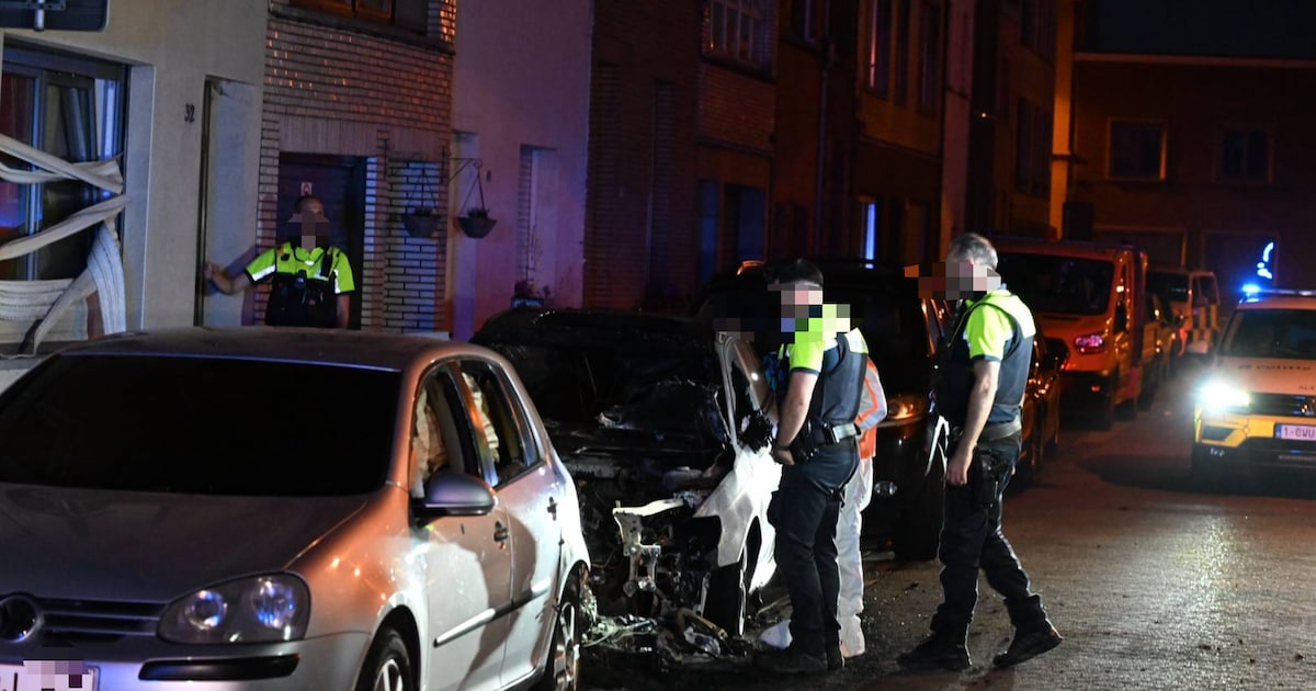 Twee auto’s en bromfiets in brand gestoken in Limburgstraat in ...