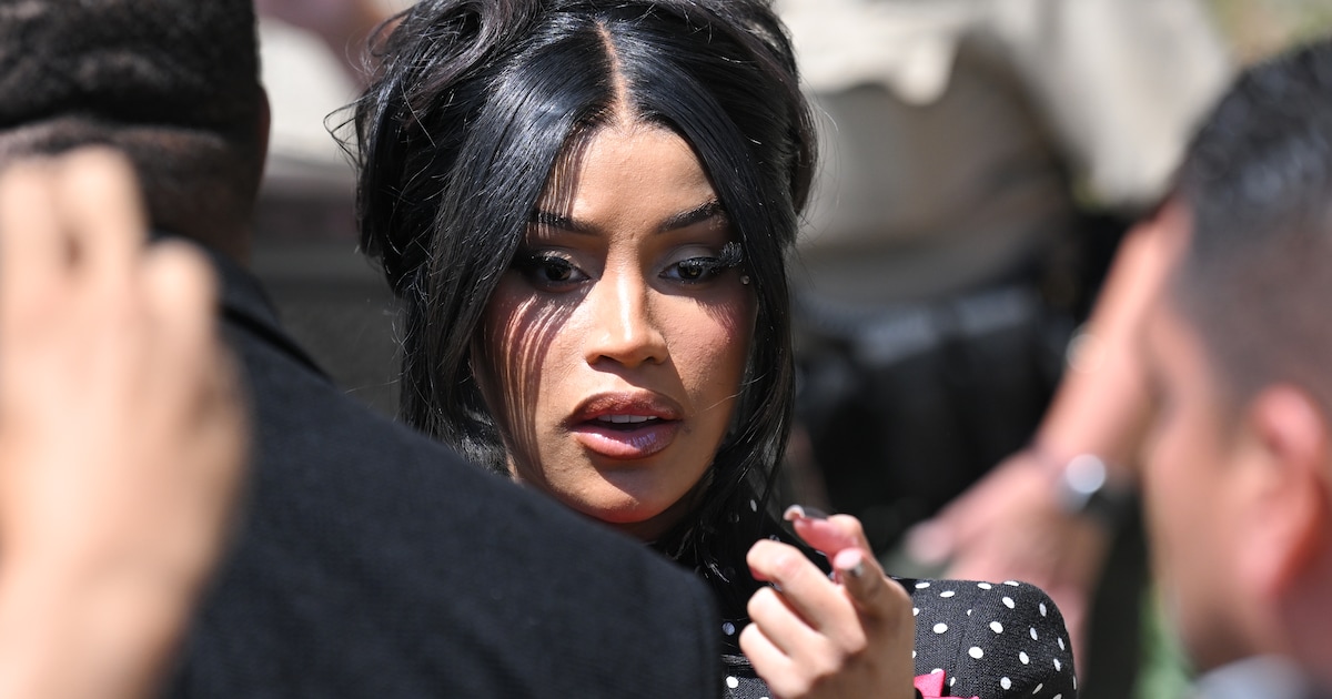 Cardi B vrijgesproken in mishandelingszaak, maar gooit balpen naar journalist na ongepaste vraag ...