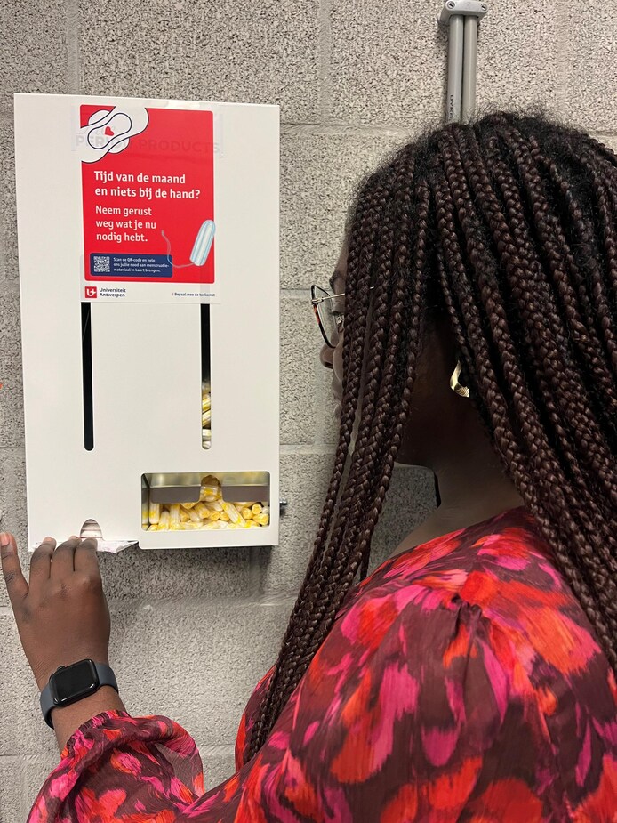 Geen tampon of maandverband bij? Geen nood: UAntwerpen verdeelt ...