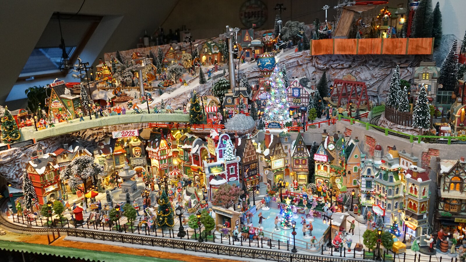 Marc (61) bouwt reusachtig kerstdorp in woonkamer: “Het is een droomplek uit mijn fantasie ...