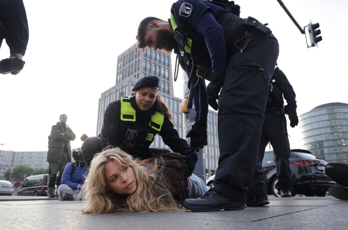 Duitse klimaatactiviste mag twee jaar lang Oostenrijk niet meer in ...